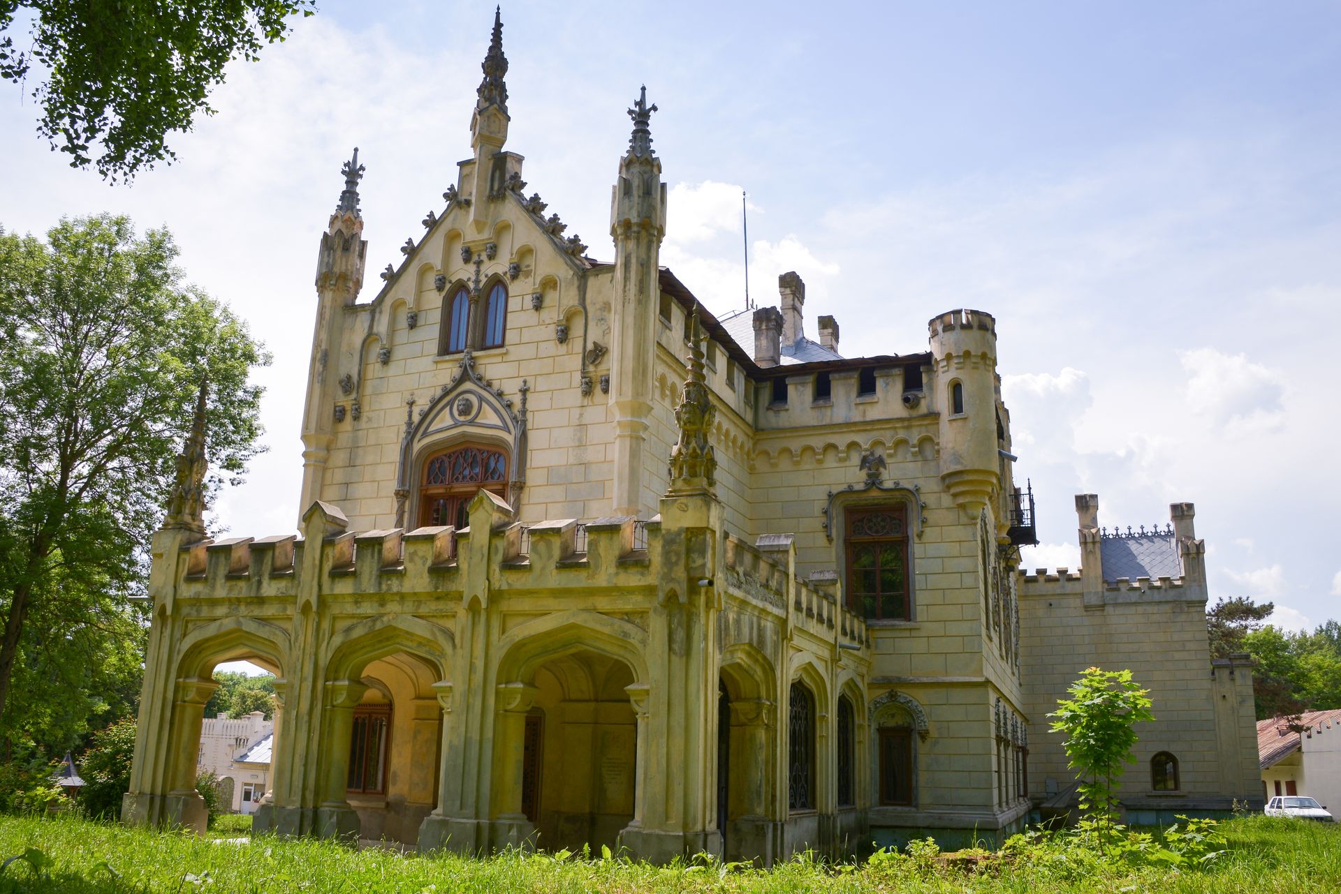 Castelul Sturdza de la Miclăuşeni | Mănăstirea Miclăuşeni